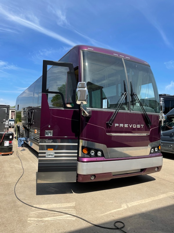 Wildcat Entertainer Coach | Village Coach