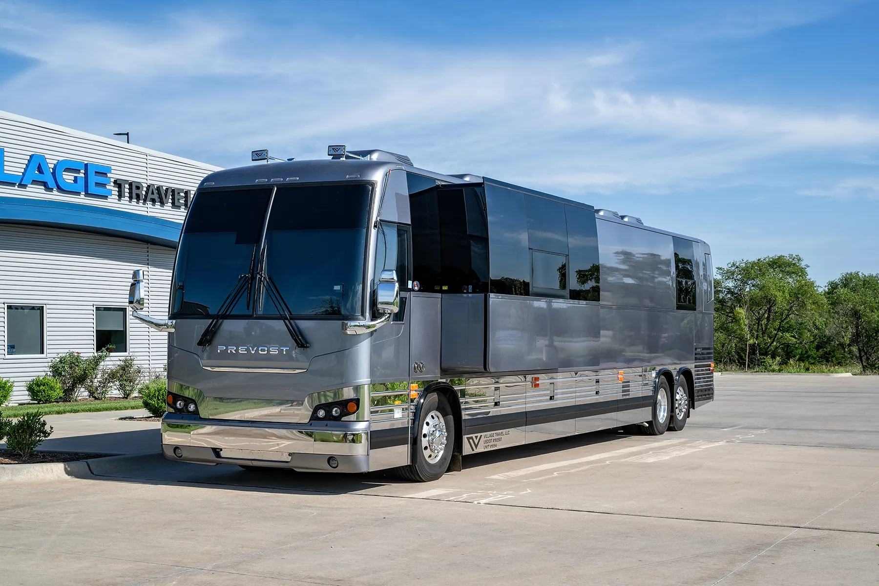 Thunder Entertainer Tour Bus Leasing | 12 Bunk Prevost Coach